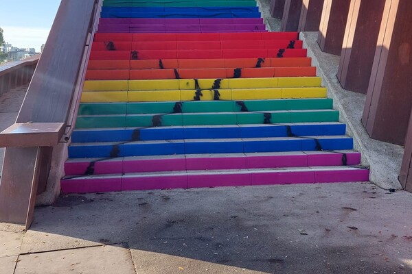 Regenboogtrappen Cuijk beklad met zwarte verf • Actueel (streek)nieuws ...